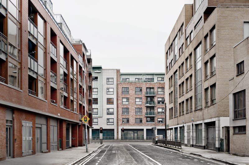 Pusta Ulica Burnt W Górę Miasta, Płomieni Na Ziemi I Wybuchów Z Dymem W ...