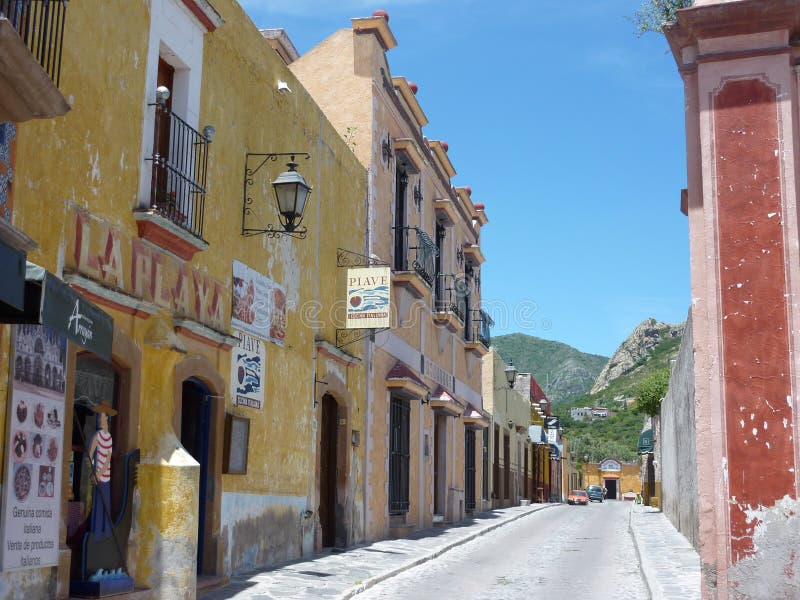 Pusta Ulica Francuskiego Miasta Z Notre Dame Zdjęcie Editorial - Obraz ...