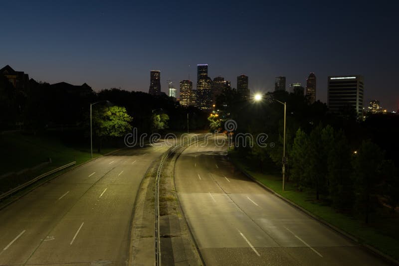 Pusta ulica miasto obraz editorial. Obraz złożonej z samotnie - 74827135