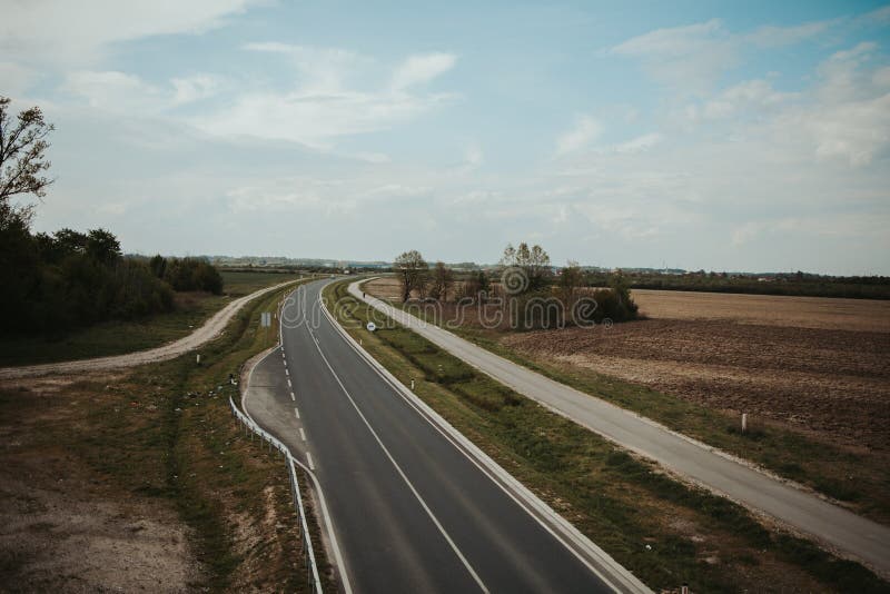 Ulica w wsi obraz stock. Obraz złożonej z chodniczek - 114244117