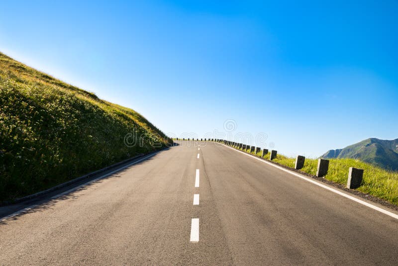 Pusta Wiejska Droga W Lesie - Rocznik Zieleni Spojrzenie Obraz Stock ...