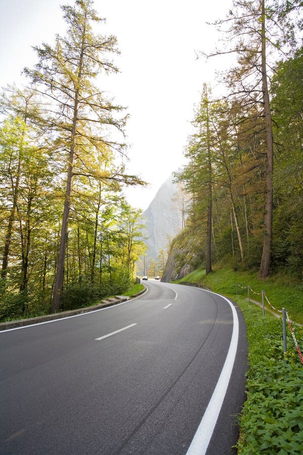 Pusta Wsi Droga Z Brytyjskim Czerwonym Telefonicznym Pudełkiem Obraz ...