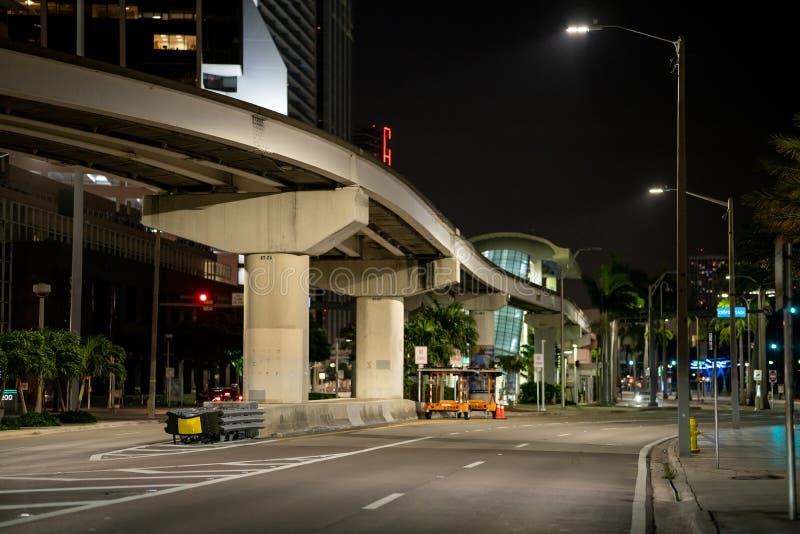 Puste Ulice Centrum Miami W Nocy Zdjęcie Editorial - Obraz złożonej z ...