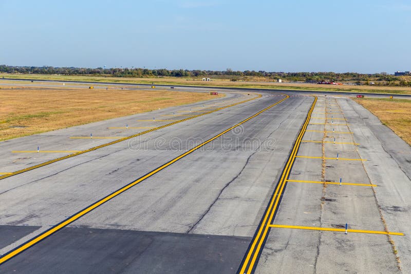 Pusty Pas Startowy Przy Lotniskiem Fotografia Editorial - Obraz ...