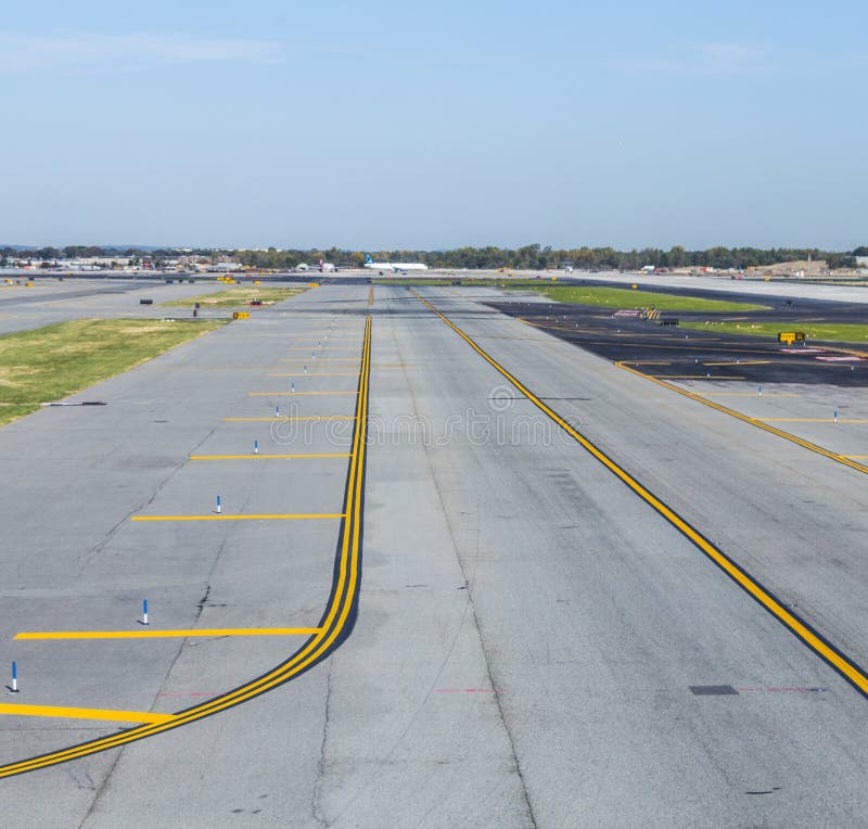 Pusty Pas Startowy Przy Lotniskiem Fotografia Editorial - Obraz ...