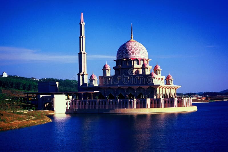 Putra Mosque editorial photography. Image of lake, mosque - 25651652
