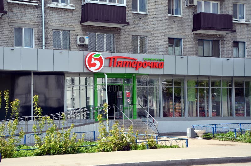 Pyatyorochka supermarket redaktionell bild. Bild av june - 94783441