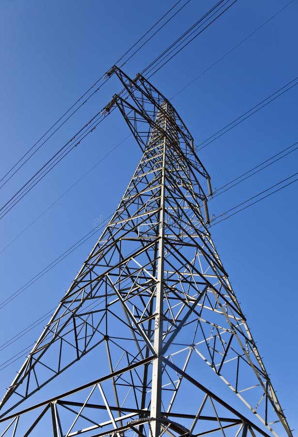 Pyloon stock foto. Image of luchtgolven, antennes, hoog - 24151474