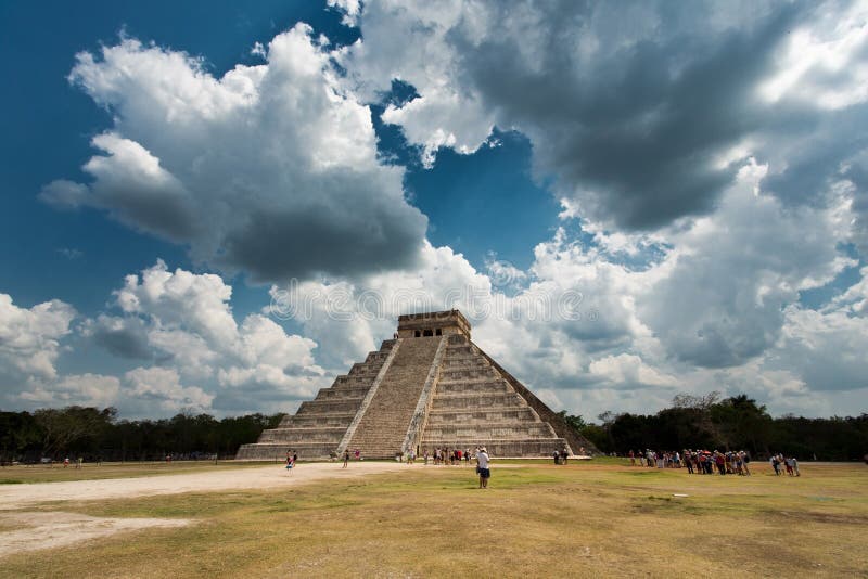 Pyramid in Chichen Itza editorial photo. Image of beach - 31146451