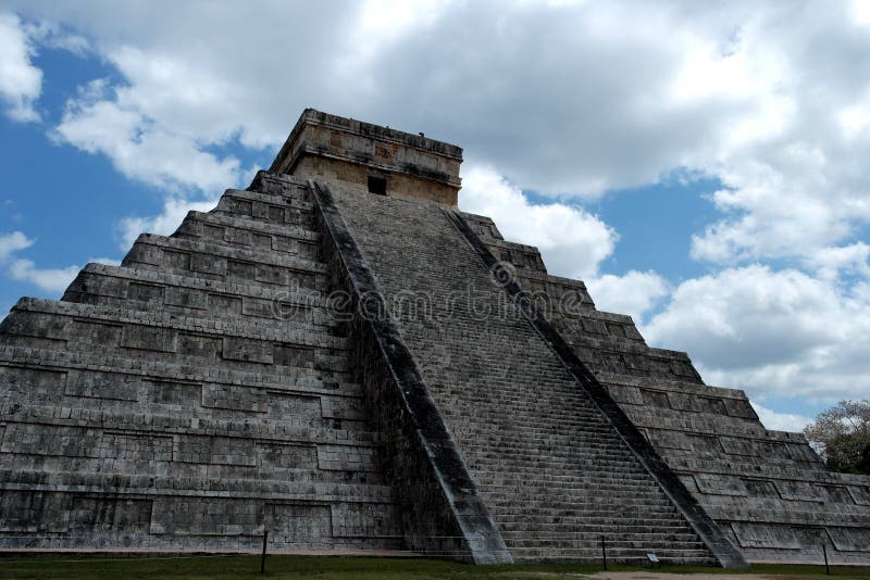 Pyramid of Chichen Itza stock image. Image of steps, ruins - 46581901