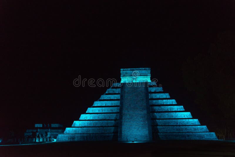 Pyramid of Chichen Itza at Night Stock Photo - Image of chichen, piste ...