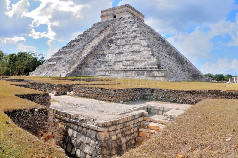 Pyramid in the mirror stock image. Image of kukulkan - 20155905