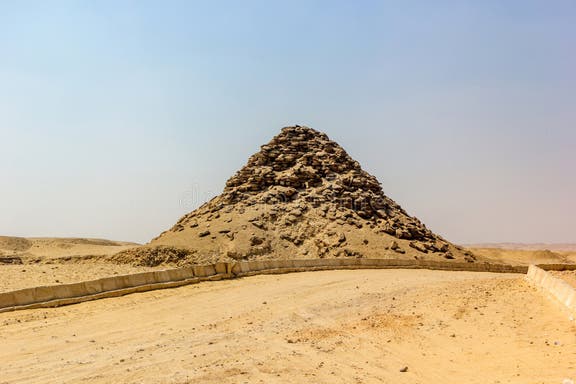 Pyramid of Userkaf stock image. Image of saqqara, pyramid - 58016203