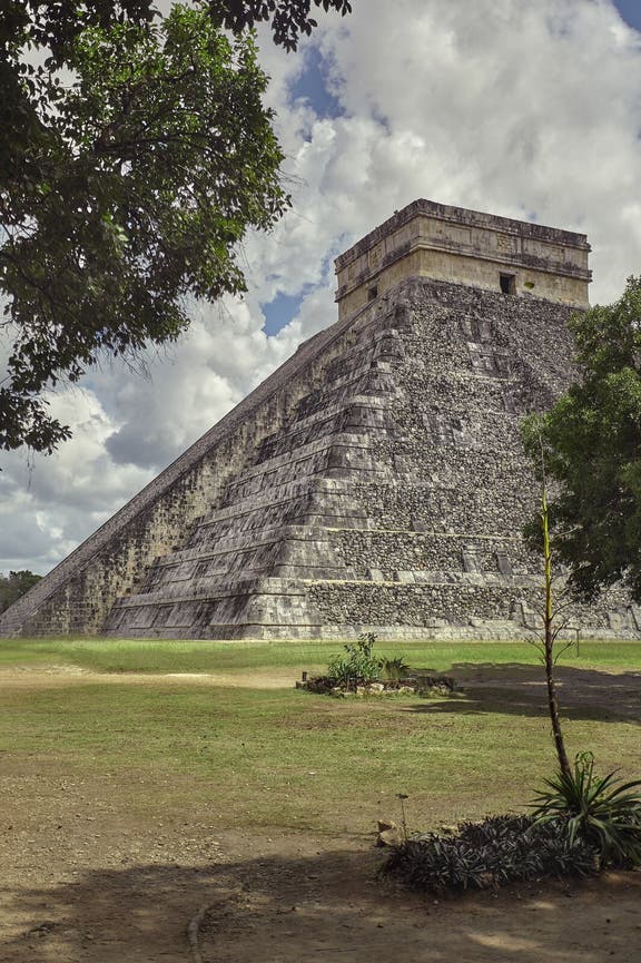 Pyramide De Chichen Itza Plan Vertical Photo stock - Image du ...