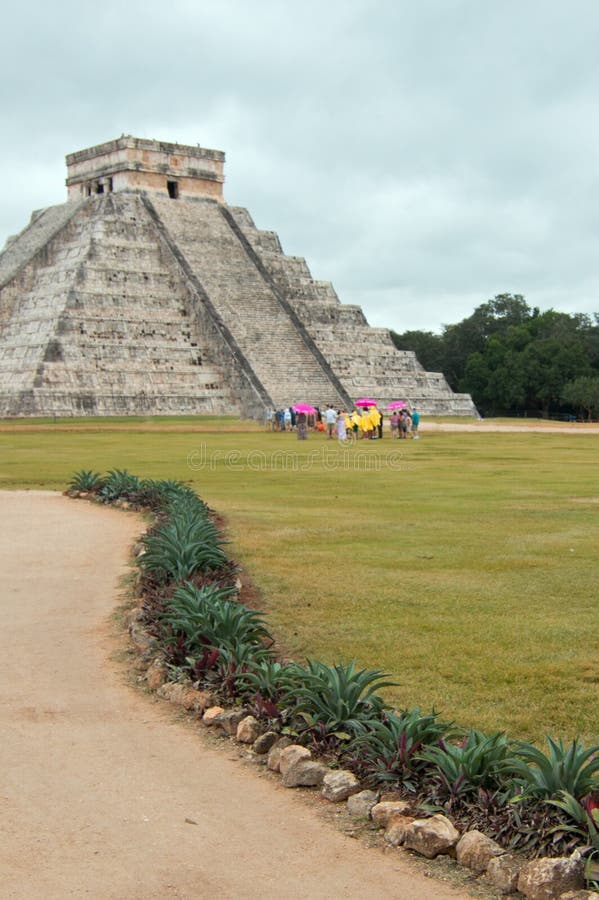 Pyramide De Kukulcan De Temple D'El Castillo Aux Ruines Maya De Chichen ...