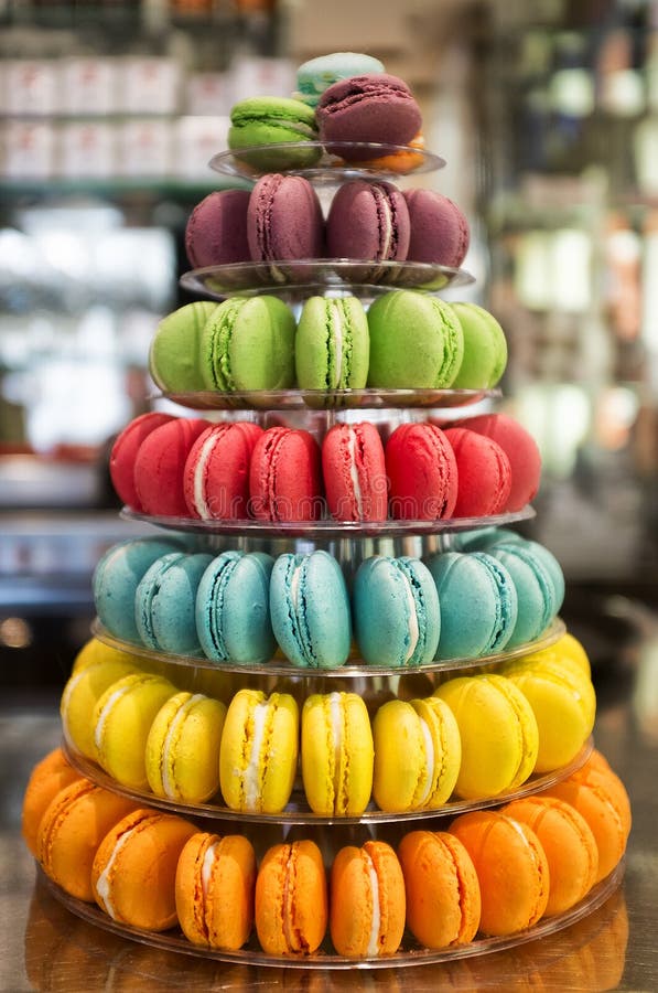Pyramide de Macarons photo stock. Image of meringue, doux - 55381302