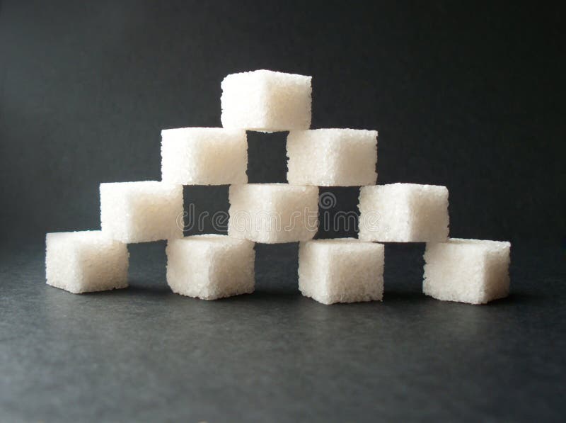 Pyramide de sucre raffiné image stock. Image du homemade - 47760111