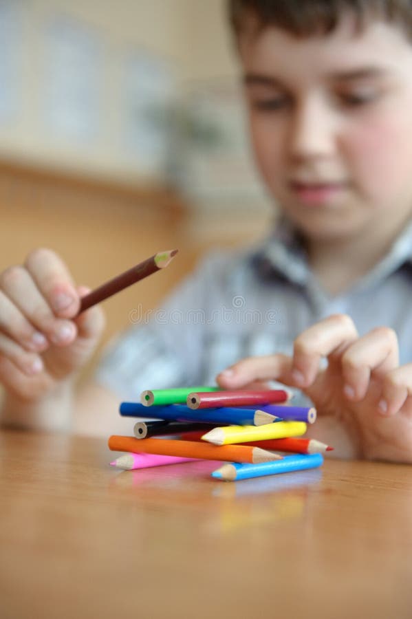 Pyramide Des Crayons Dans La Salle De Classe Image stock - Image du ...