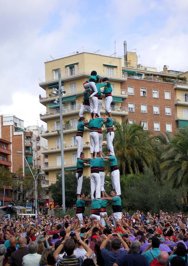 Pyramide des personnes image éditorial. Image du gens - 101022485