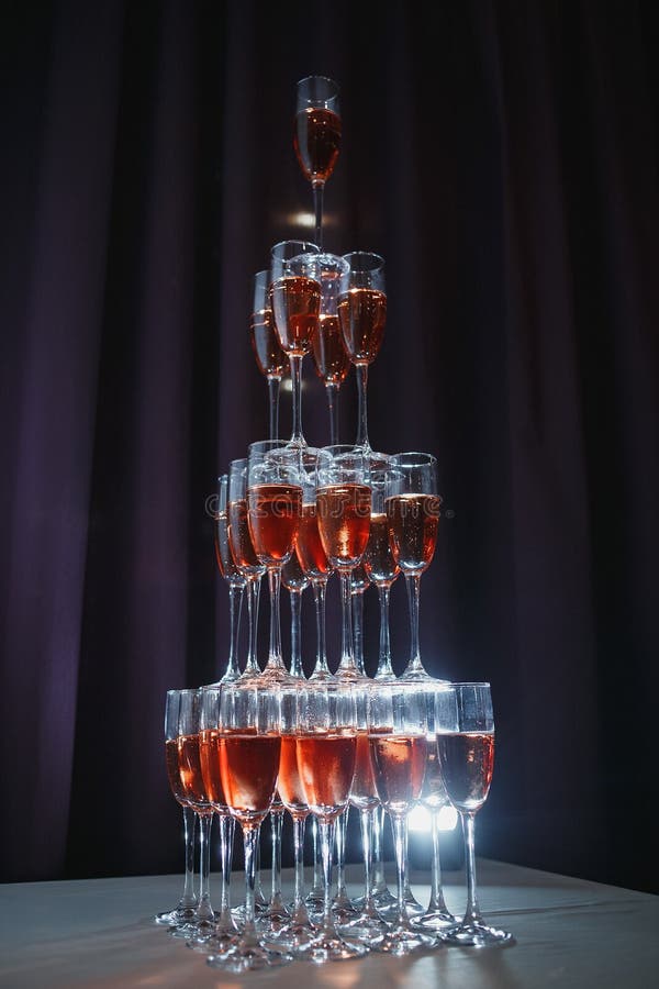 Pyramide Des Verres Avec Le Vin Mousseux Rouge Photo stock - Image du ...
