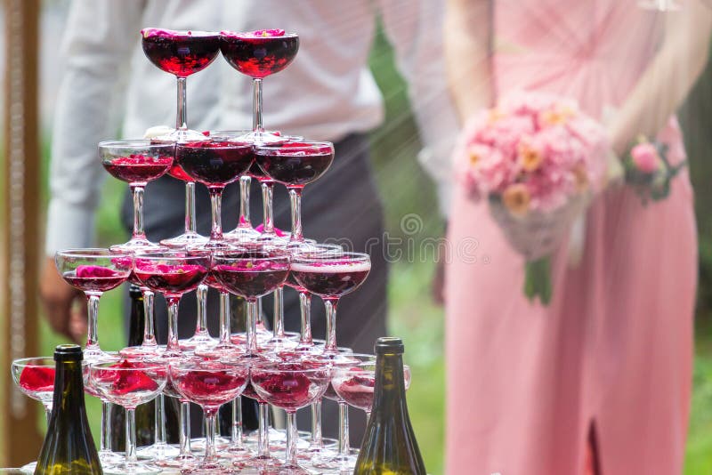 Pyramide Des Verres De Champagne Rouge Sur La Noce Photo stock - Image ...