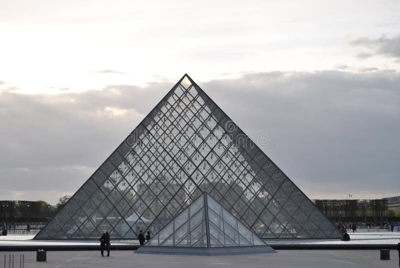 Pyramide du Louvre, Paris editorial stock photo. Image of paris - 215249123