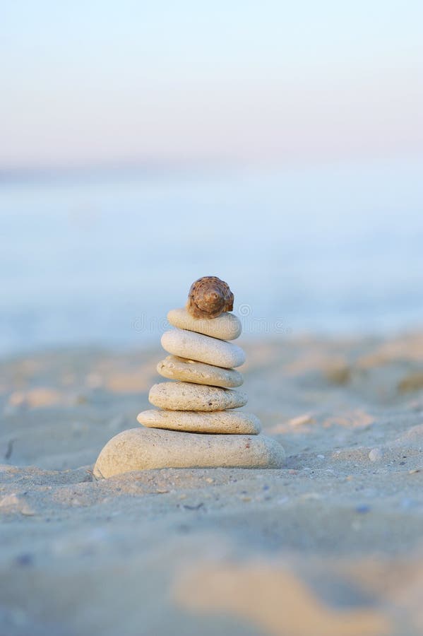 Pyramide En Pierre Avec Shell Photo stock - Image du forme, roche: 29104858