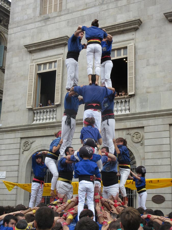 Pyramide Humaine Barcelone Espagne Image éditorial - Image du hommes ...