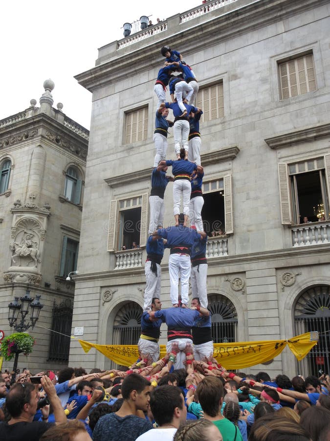 Pyramide humaine photo stock. Image du collaboration - 44548332