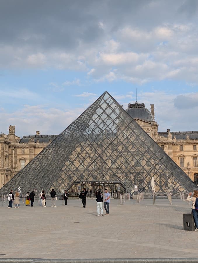 Pyramide of Louvre in Paris Center Editorial Photo - Image of memorial ...
