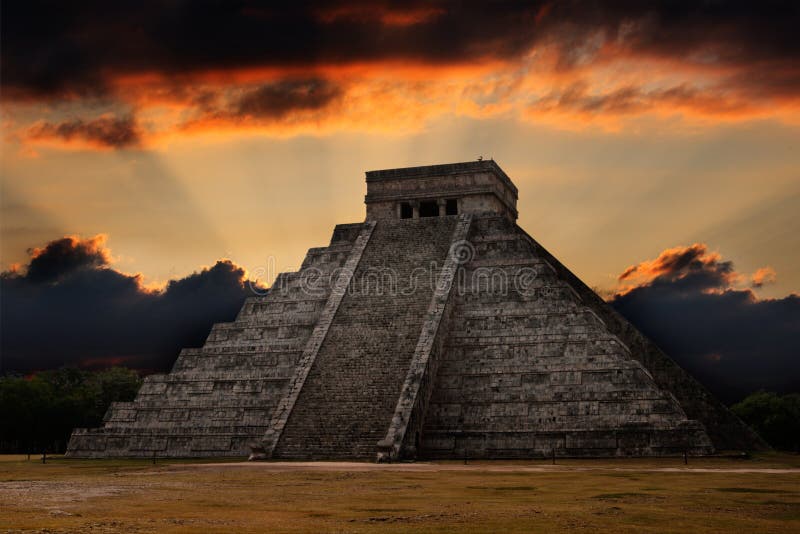 Pyramide Maya Dans Chichen-Itza, Mexique Photo stock - Image du ...