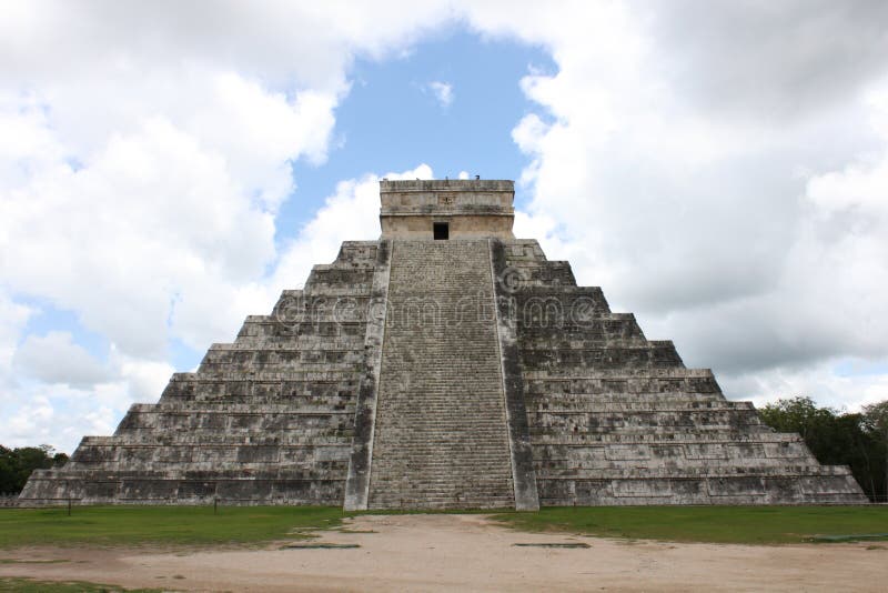 Pyramide Maya Dans Chichen-Itza Mexique Photo stock - Image du vues ...