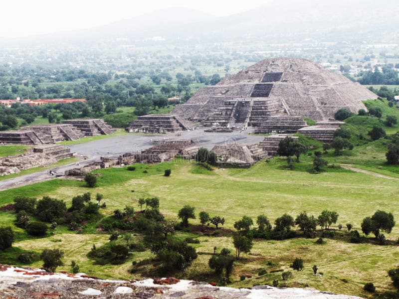 Den Starry Skyen över Fördärvar Och Pyramider I Den Forntida Staden Av ...
