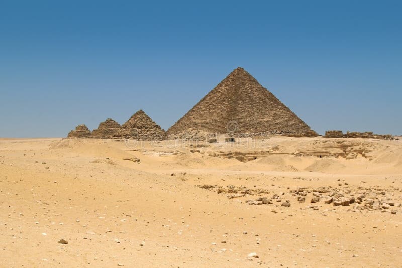 Pyramiderna I Den Soliga öknen Av Giza, Egypten Arkivfoto - Bild av ...