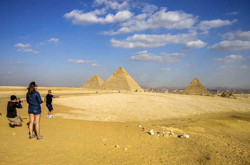 Pyramides De Giza Le Caire, Egypte Photographie éditorial - Image du ...