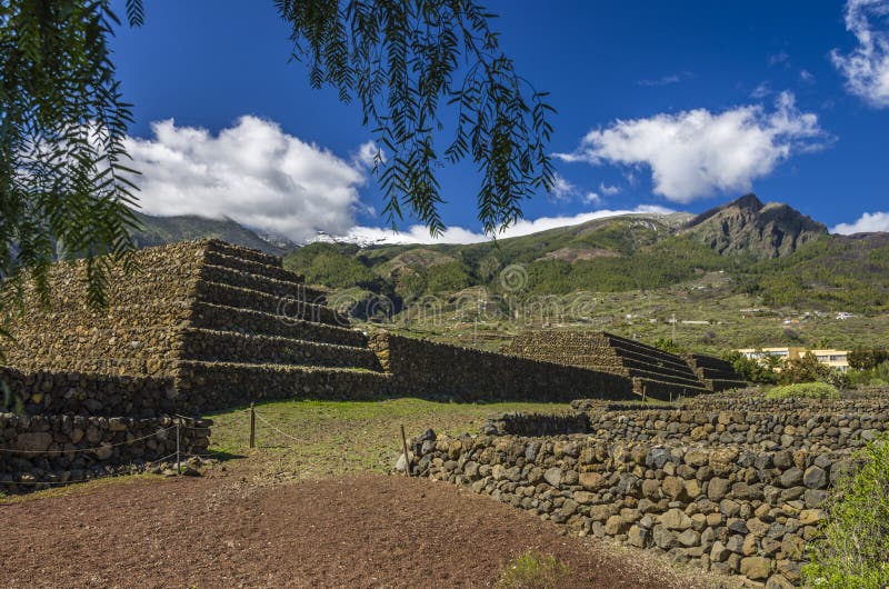 Pyramides de Guimar photo stock. Image du temple, colombien - 152588336