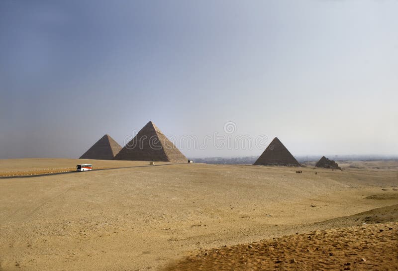 Les Grandes Pyramides Et Nile River Photo stock - Image du egypte ...