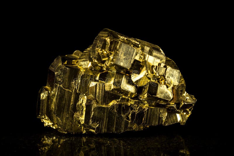 Pyriet Minerale Steen Voor Zwarte Stock Afbeelding - Image of kristal ...