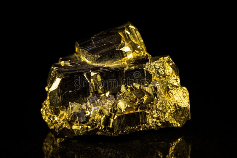 Pyrit framme av svart fotografering för bildbyråer. Bild av läka - 36702729