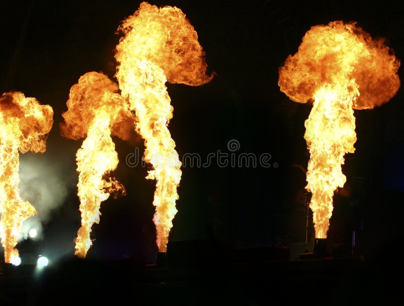 Pyrotechnik stockfoto. Bild von fall, schauspiel, pyrotechnik - 40893816