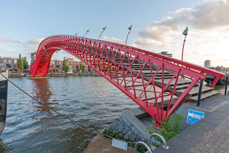 Pythonbrug amsterdam redactionele stock afbeelding. Image of europa ...
