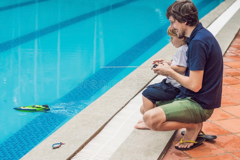 Papa Et Fils Jouant Avec Un Bateau Dans La Piscine Image Stock Image