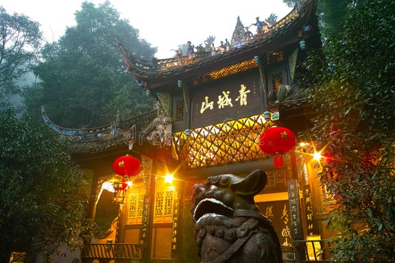 Qingcheng Berg redaktionelles stockbild. Bild von leuchte - 13129139