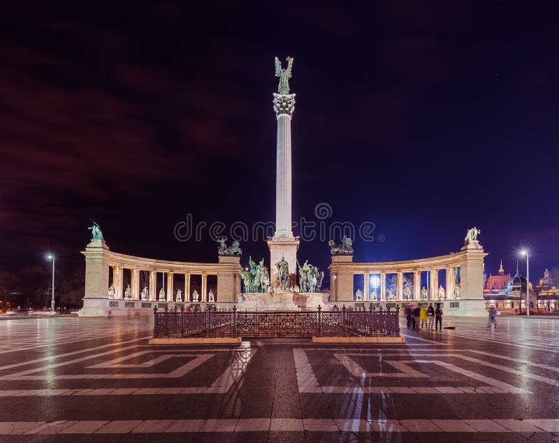 Quadratisches Monument Der Helden in Budapest Ungarn Stockfoto - Bild ...