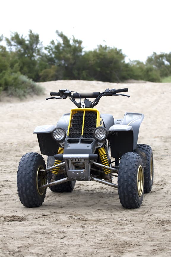 Quadricycle dans le sable photo stock. Image du motocross - 12892888