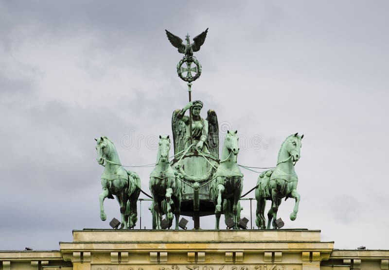 Quadriga immagine stock. Immagine di aquila, carro, famoso - 27040285