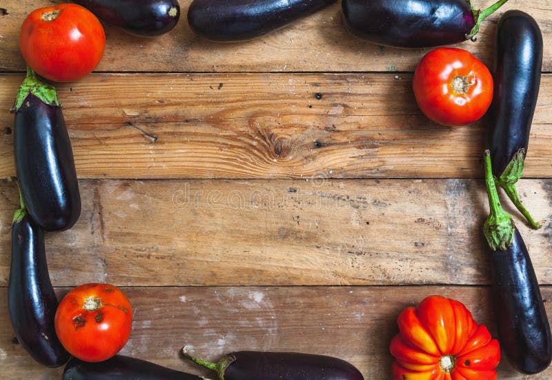 Quadro De Beringelas E De Tomates Azuis Em Placas De Madeira Imagem de ...