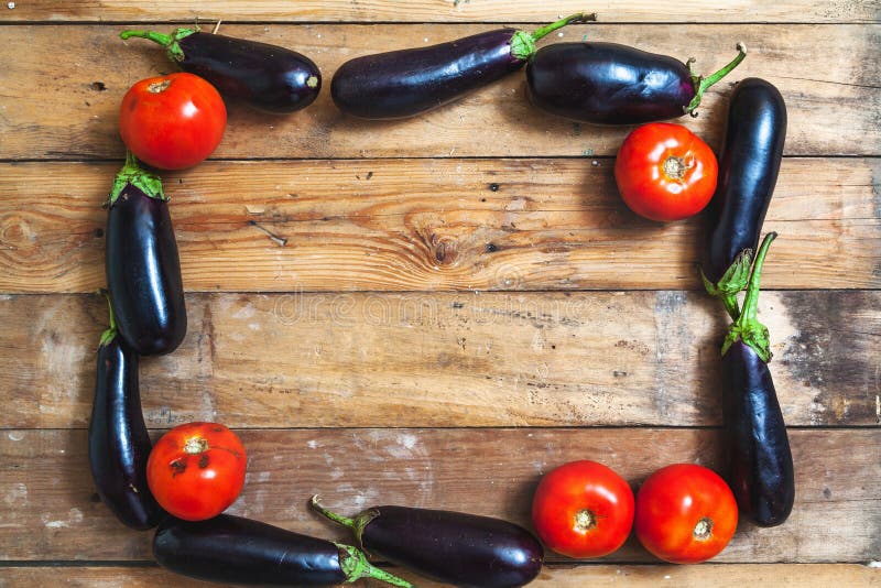 Quadro De Beringelas E De Tomates Azuis Em Placas De Madeira Foto de ...