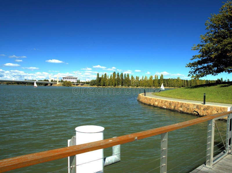 Lac et quai photo stock. Image du montagne, détendez, horizontal - 5832148
