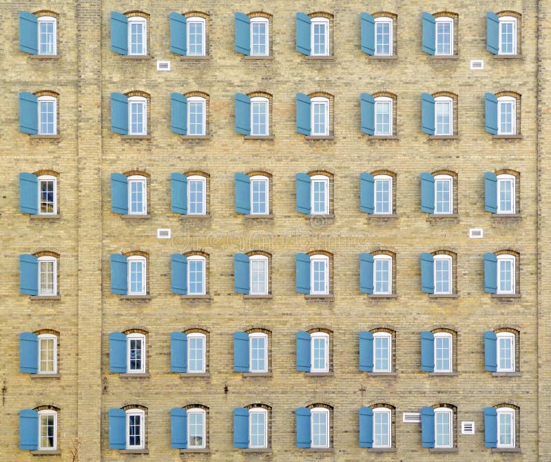 Quarante-huit Hublots Sur La Construction De Cru Photo stock - Image du ...